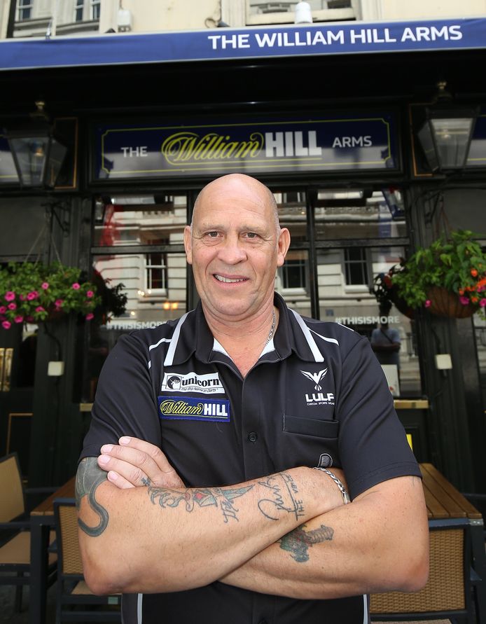 Russ Bray, ‘The Voice’ van het darts, stopt ermee: “Op m’n tiende begon ...