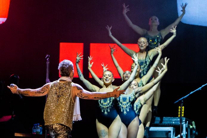 Robbie Williams mist energie en worstelt zich naar het einde op Pinkpop ...