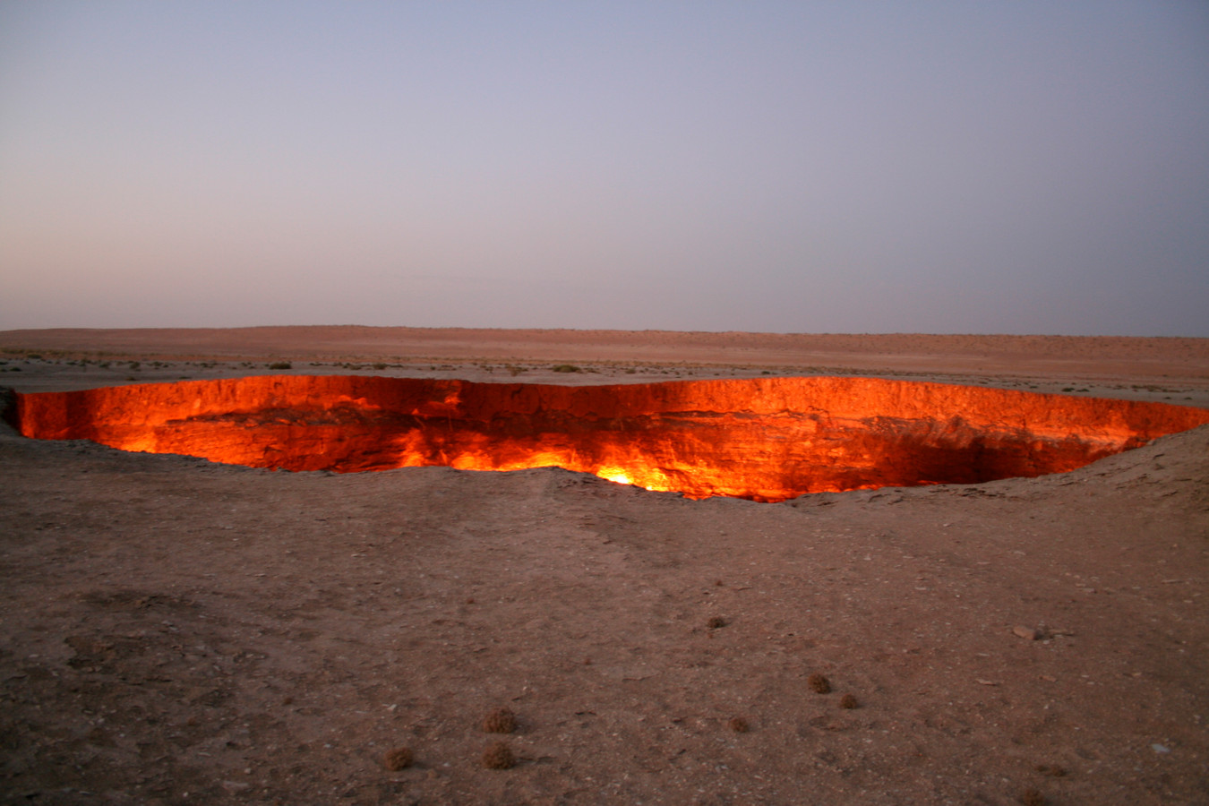 'Poort naar de hel' brandt al sinds 1971 onafgebroken | Foto | hln.be