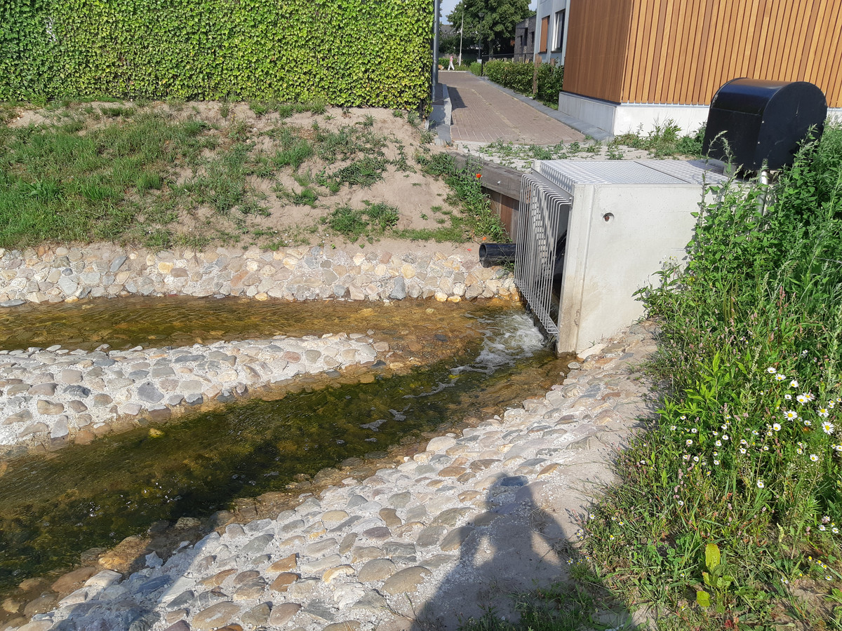 Een sloot? Nee, het is de waterslinger. En die is héél belangrijk om ...