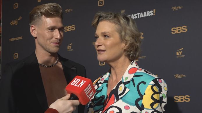 Prinses Delphine straalt in outfit met eigen print op gouden loper van De Kastaars: “Lijkt iets ...