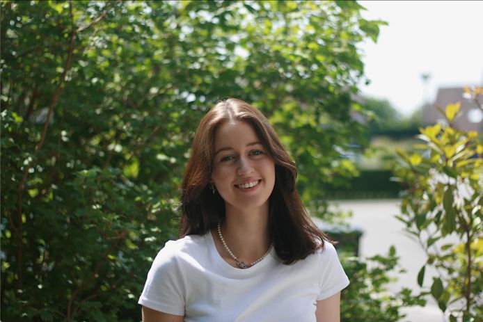 Laura (17) doet gooi naar titel ‘Queen Of The Models’: “Zelfvertrouwen ...