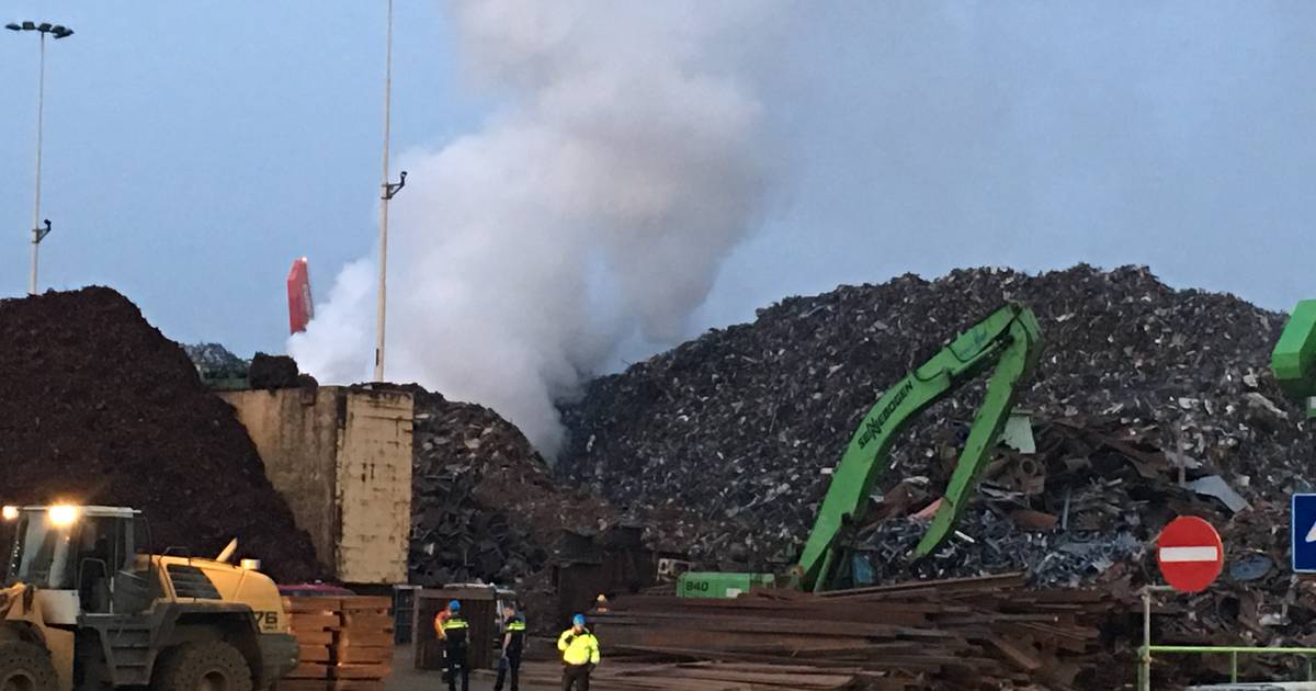 NL-Alert na grote brand Botlek: rook opgetrokken en brand geblust ...