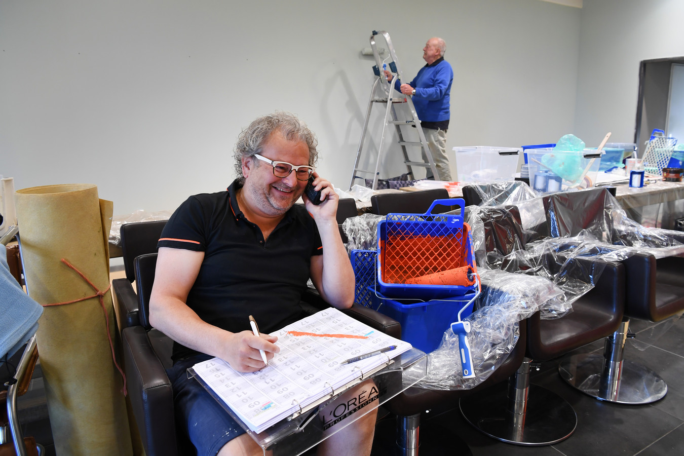 Kapper uit Zundert moet zijn klanten wéér afbellen: ‘Vijf weken geen ...