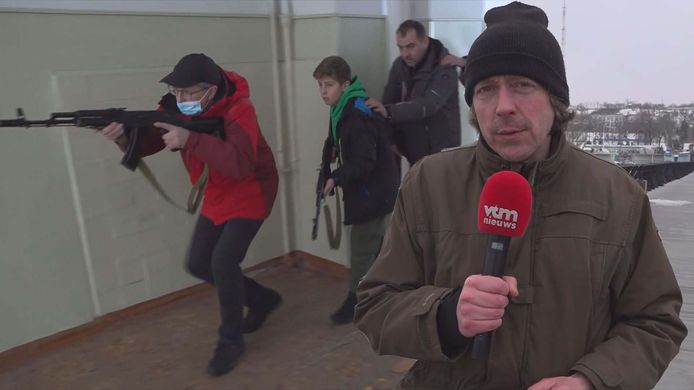 Oorlogsjournalist Robin Ramaekers praat met Oekraïners in het ...