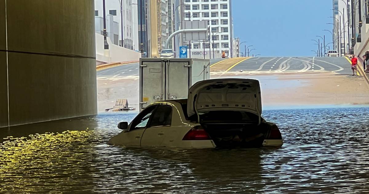 Zeldzaam zware regenval en overstromingen in Golfstaten | Buitenland ... Zeldzaam zware regenval en overstromingen in Golfstaten | Buitenland ...