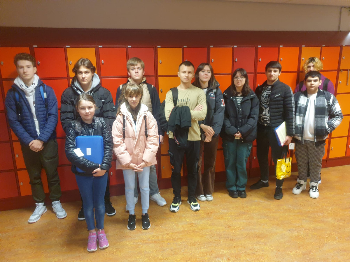 Eerste schooldag voor Oekraïense tieners op Koningin Wilhelmina College in Culemborg | Foto ...