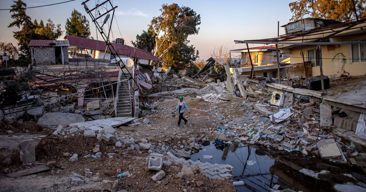 Bijna twee weken na verwoestende aardbeving wordt Turkije opnieuw opgeschrikt door beving met ...