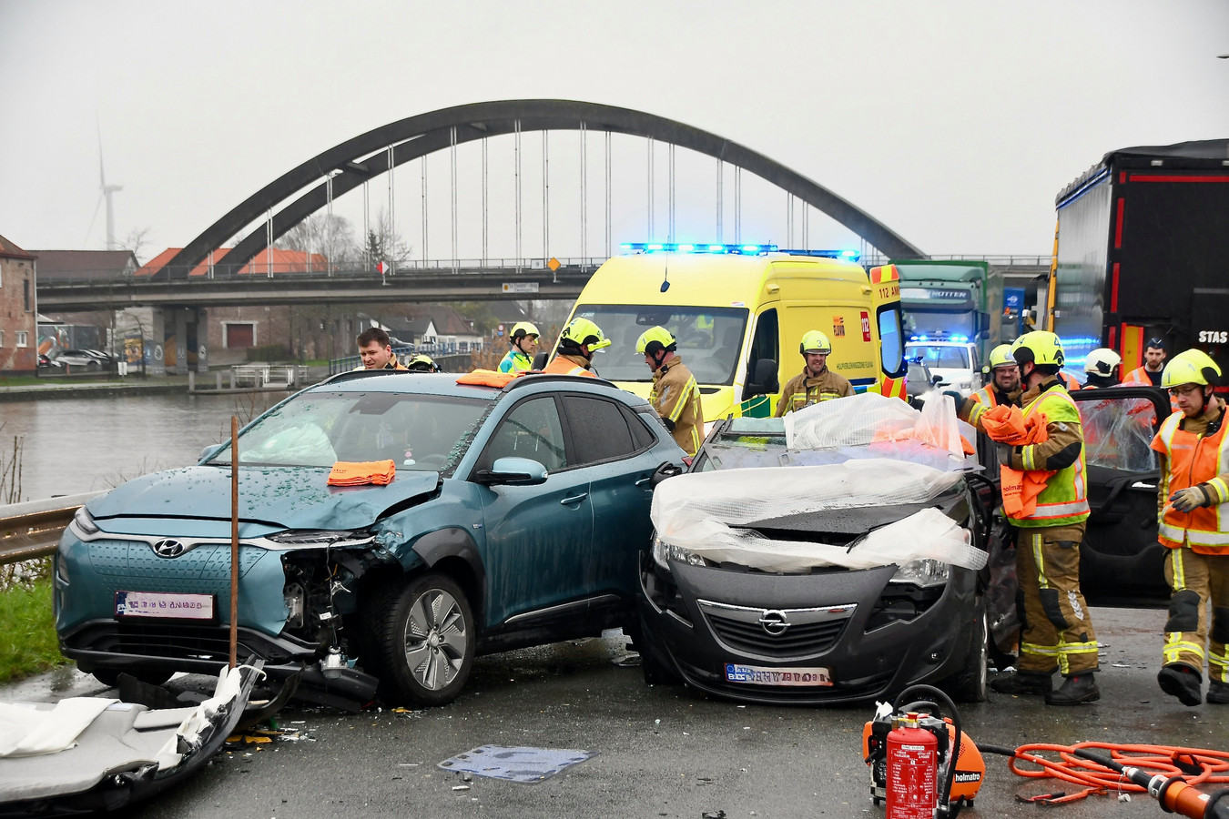 Oudere man gewond bij zware botsing langs Kanaalweg: avondspits in de ... Oudere man gewond bij zware botsing langs Kanaalweg: avondspits in de ...