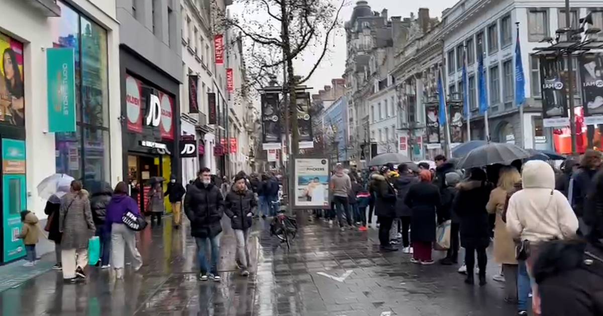 Gigantische wachtrij aan JD Sports op de Meir in Antwerpen | Binnenland ...