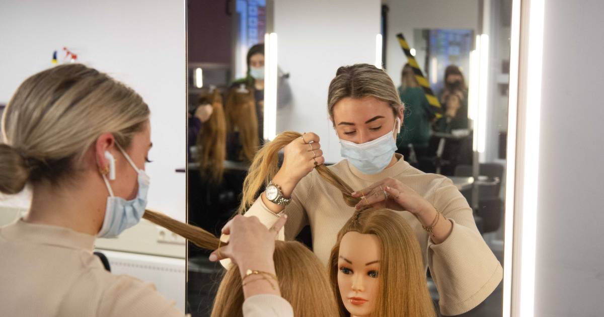 Je leert voor kapper en je zoekt een stageplek? Succes, want dan moet ...