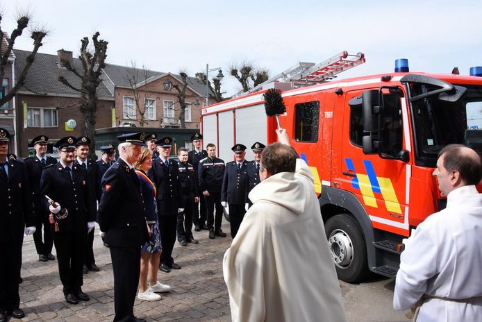 Twee brandweerwagens gezegend door pastoor | Hoogstraten | hln.be
