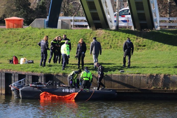 Lichaam in kanaal Zwolle is van vermiste man (46), politie sluit misdrijf uit | Zwolle ...