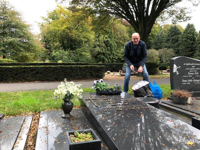 Zorgend voor de graven van zijn familie denkt Frans terug aan een ...