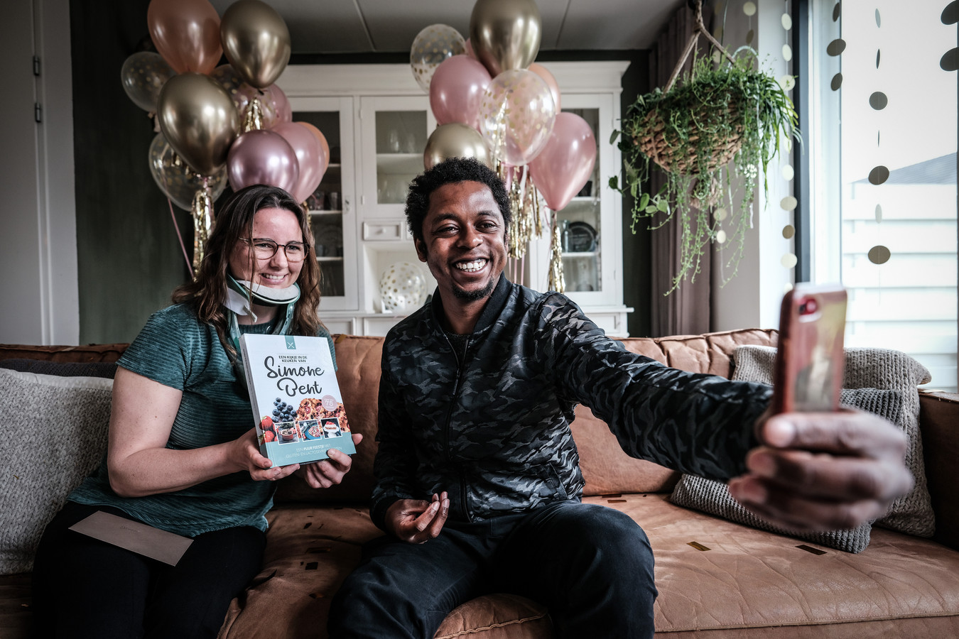 Simone schrijft kookboek voor levensreddende operatie, Zwolse rapper ...