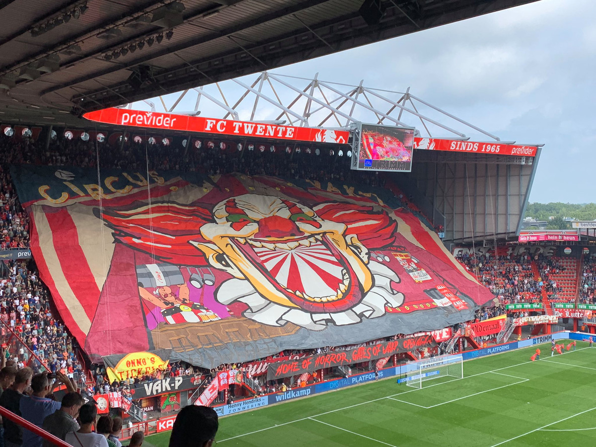 Vak-P pakt uit in kolkende Veste: megaspandoek ‘circus FC Twente ...