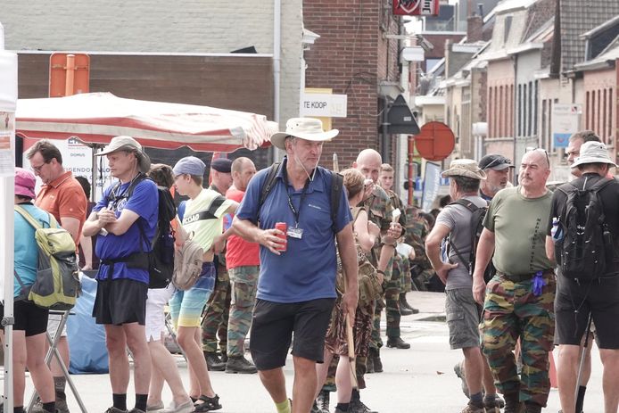 Derde dag Vierdaagse klokt af op 5.361 deelnemers: “Opnieuw snikheet” | Poperinge | hln.be