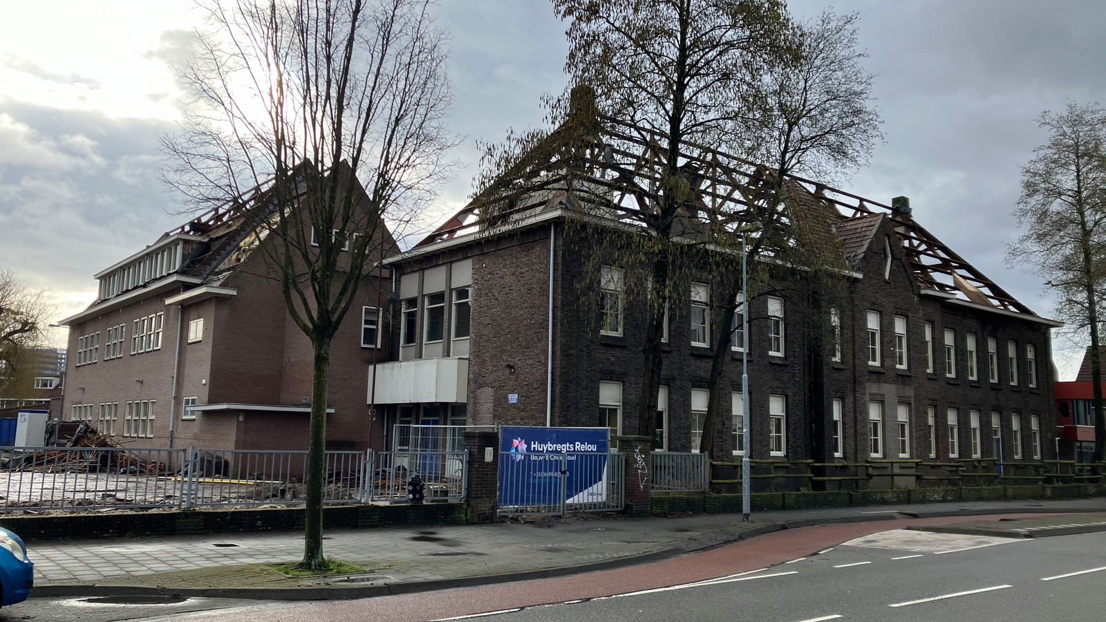 Sloop De Laak in Tongelre in volle gang. Alleen voorgevel 100 jaar oud ...