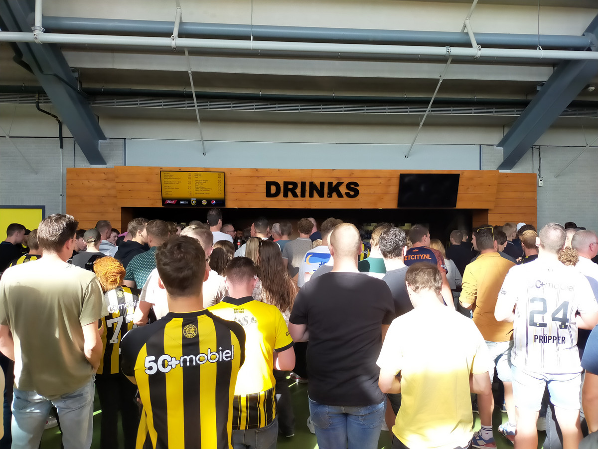Na een rij voor de bar bij Vitesse komt nog maar eens het besef ... Na een rij voor de bar bij Vitesse komt nog maar eens het besef ...