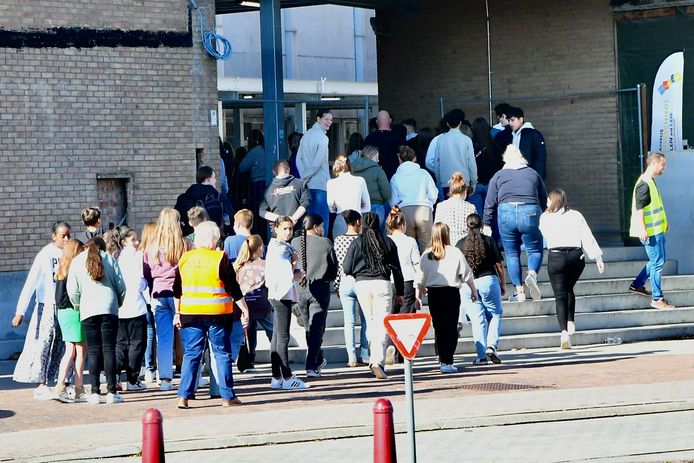 Boekentas hapert aan brandalarm: ruim 700 leerlingen en leerkrachten ...