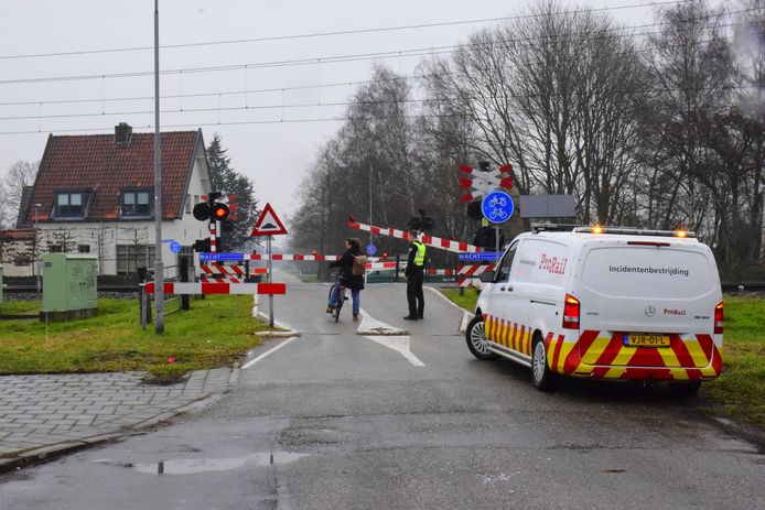 Vrachtwagen rijdt spoorboom kapot aan Dwarsweg in Ede | Ede | AD.nl