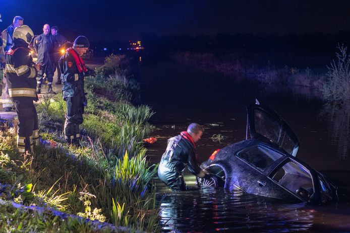 Auto rijdt water in, vluchtende bestuurder aangehouden | Woerden | AD.nl