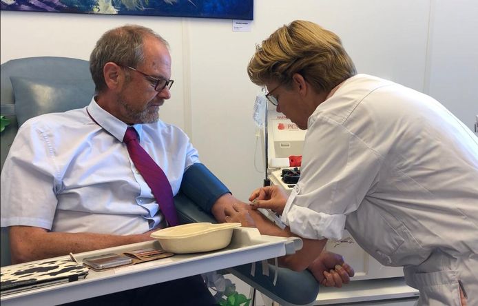 Plasmadonor Peter Koeman in het zonnetje gezet bij 300ste bezoek aan ...