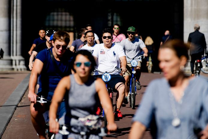 Vijfhonderd hbo-medewerkers maken fietstocht door Utrecht | Utrecht | AD.nl