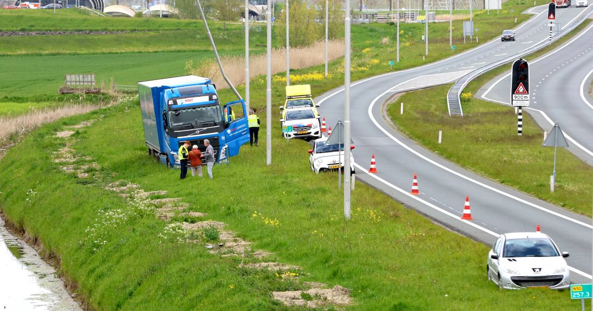 Vrachtwagen raakt van de weg bij Ramspolbrug op N50 en botst tegen lichtmast | 112 nieuws ...