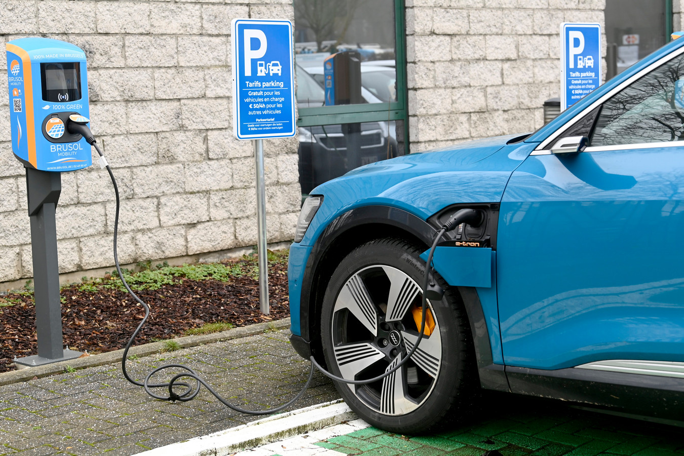 Marc Coucke investeert miljoenen in Belgisch zonnepanelenbedrijf dat massaal laadpalen wil ...