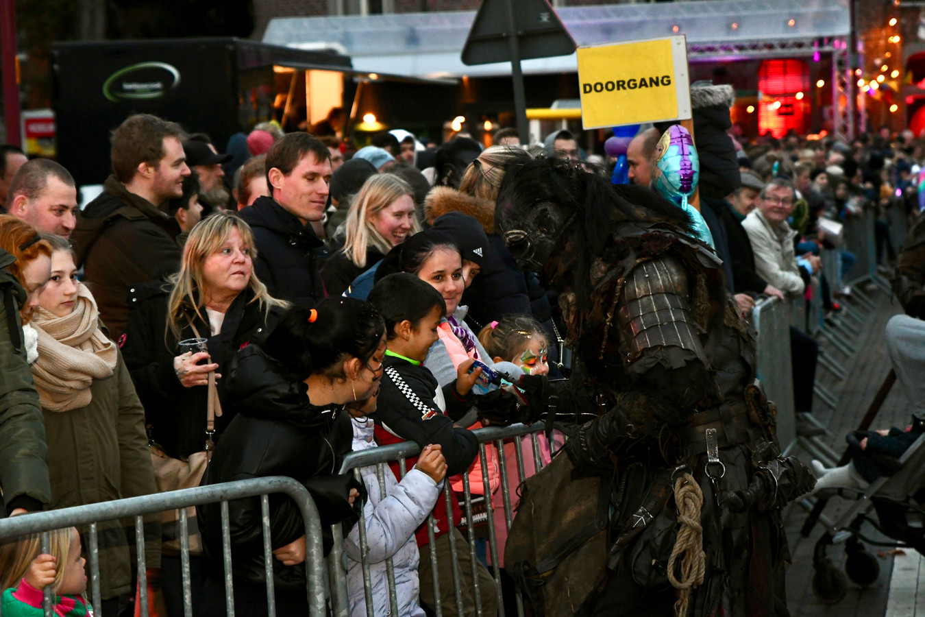 IN BEELD. 41e Sint-Maartensstoet lokt massa mensen: “Heel blij dat we ...