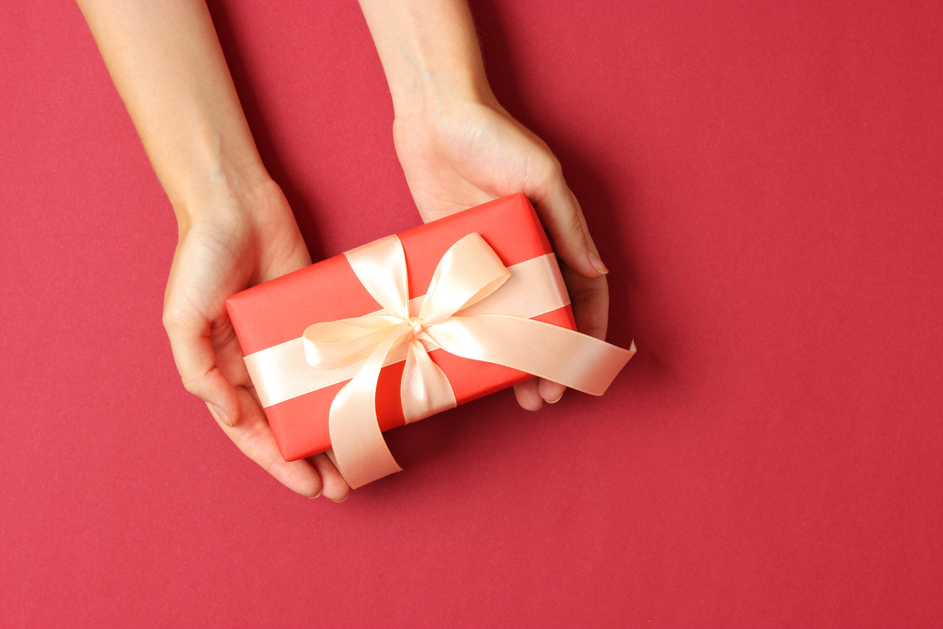 Handige manier van cadeaus inpakken gaat viral: ‘Dit verandert je leven ...