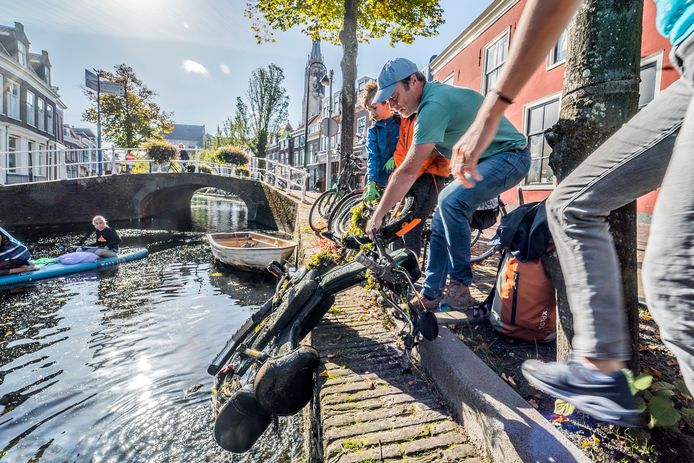 Twee uur lang ‘schoonmaken’ in grachten Delft tijdens succesvolle Canal ...