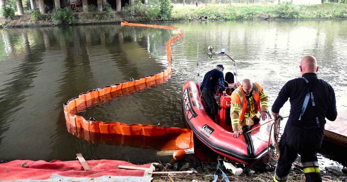 Olielek blijft milieu parten spelen: brandweer legt dam op de Leie ... Olielek blijft milieu parten spelen: brandweer legt dam op de Leie ...