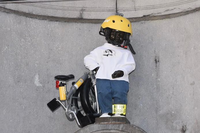 Met plooifiets en fietshelm: nieuw kostuum Manneken Pis in teken van ...