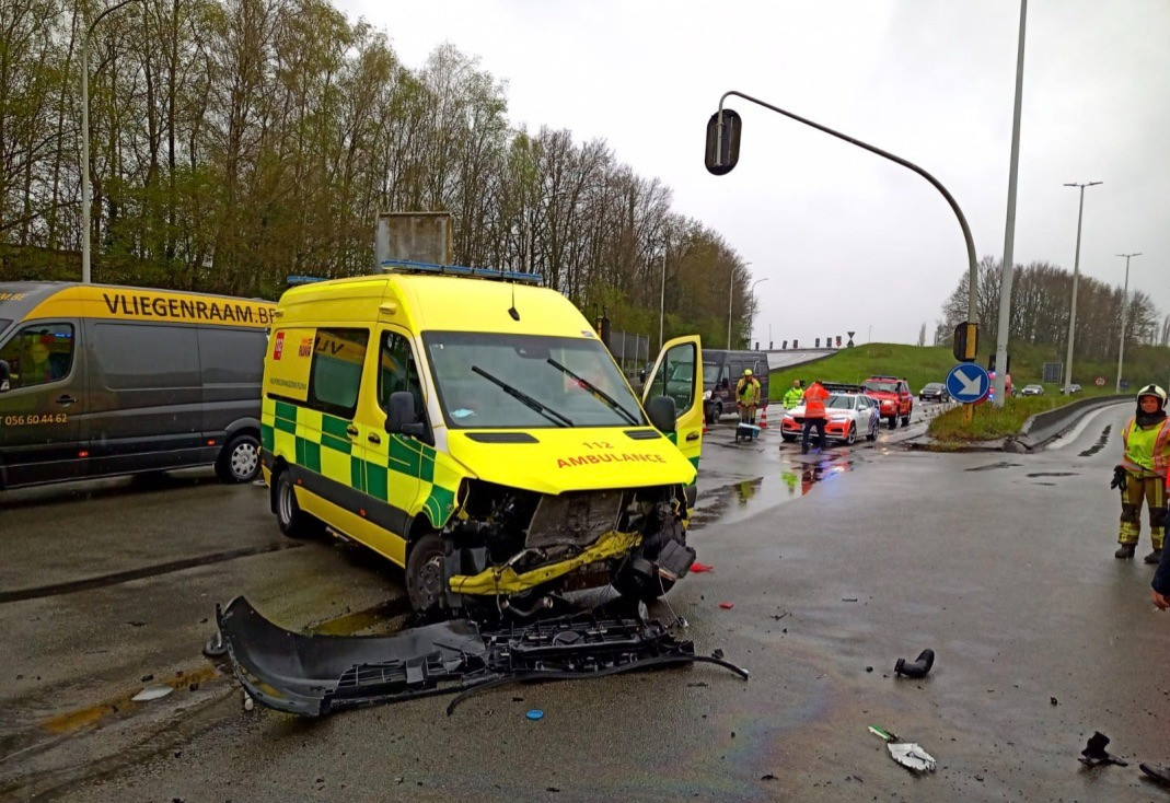 Ambulance onderweg naar patiënt betrokken bij ongeval: “Zeker een meter ... Ambulance onderweg naar patiënt betrokken bij ongeval: “Zeker een meter ...