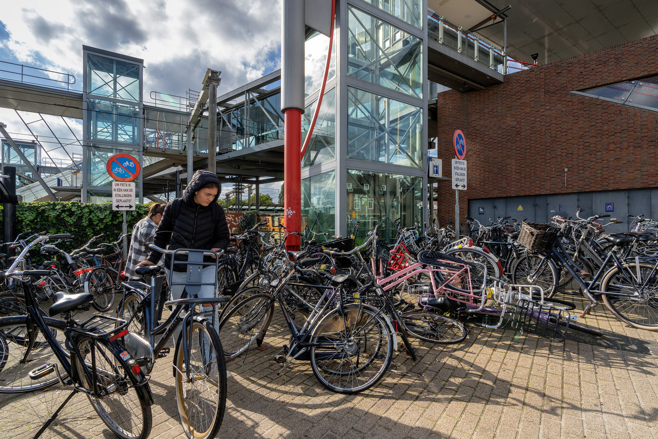 Woud aan fietsen voor station, Boxtel is het meer dan zat | Foto | AD.nl