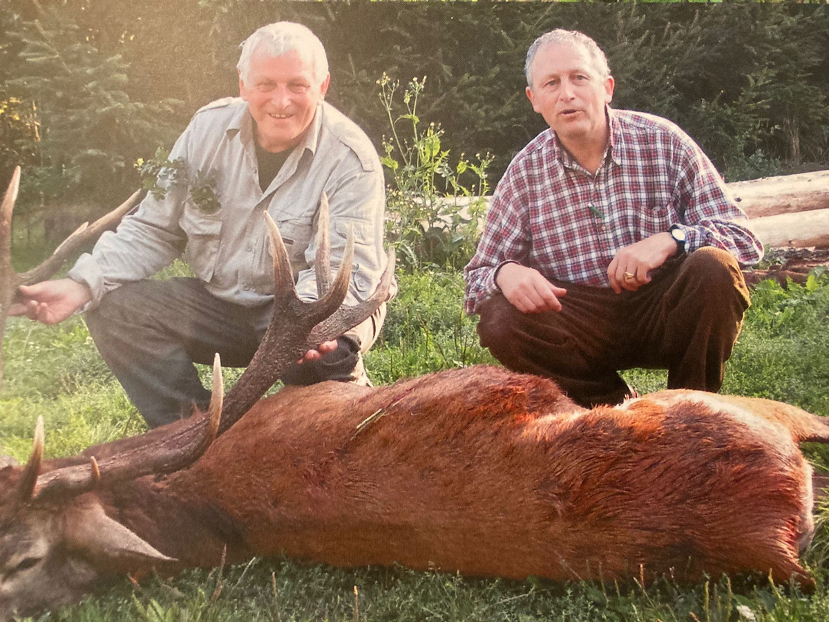 Plat op de buik, met een schotwonde en een dode ree naast hem: wat is ...