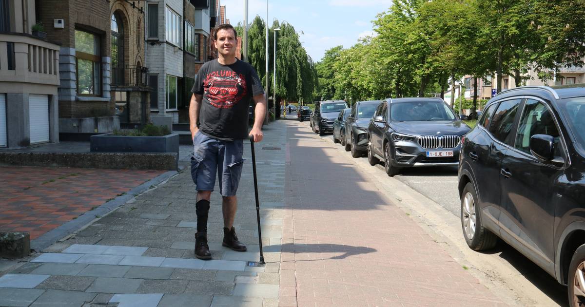 Stefaan (51) kwam hard ten val met zijn fiets in Aalst: “Gelukkig droeg ...