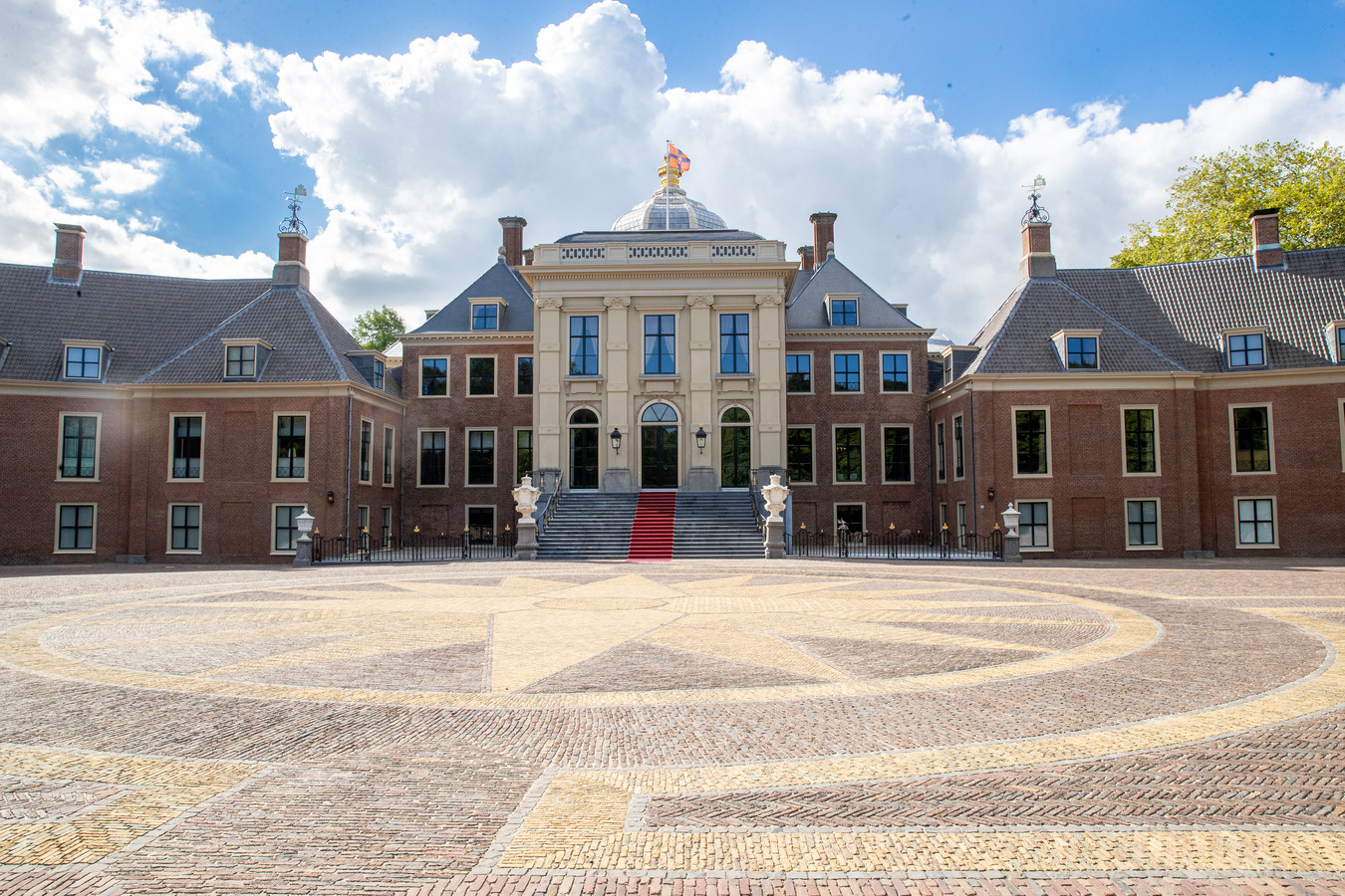 BINNENKIJKEN. Van bordeel tot koninklijk paleis: hier wonen de ...