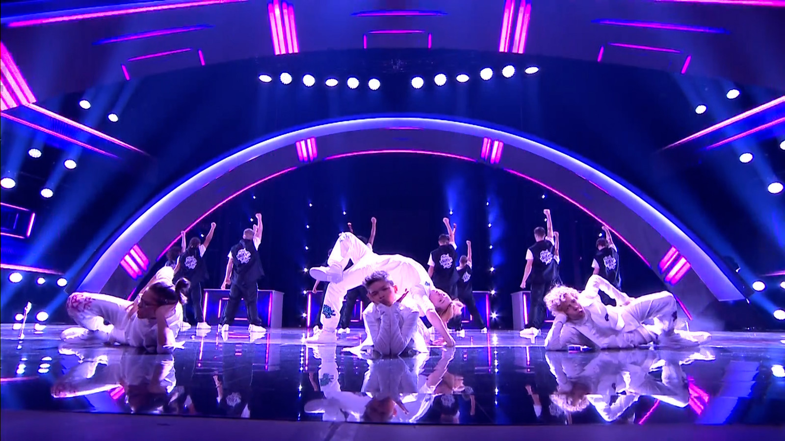 Danscrew Mini Droids reageert voor het eerst op hun winst in Belgium's ...