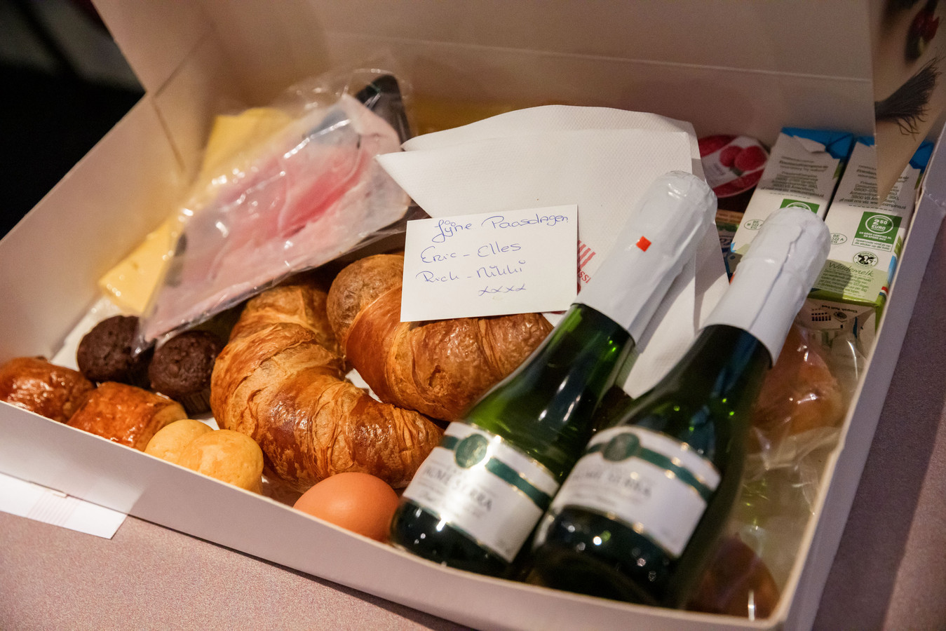 ‘Goedemorgen, hier is uw ontbijtje!’: verse broodjes en flessen jus d ...