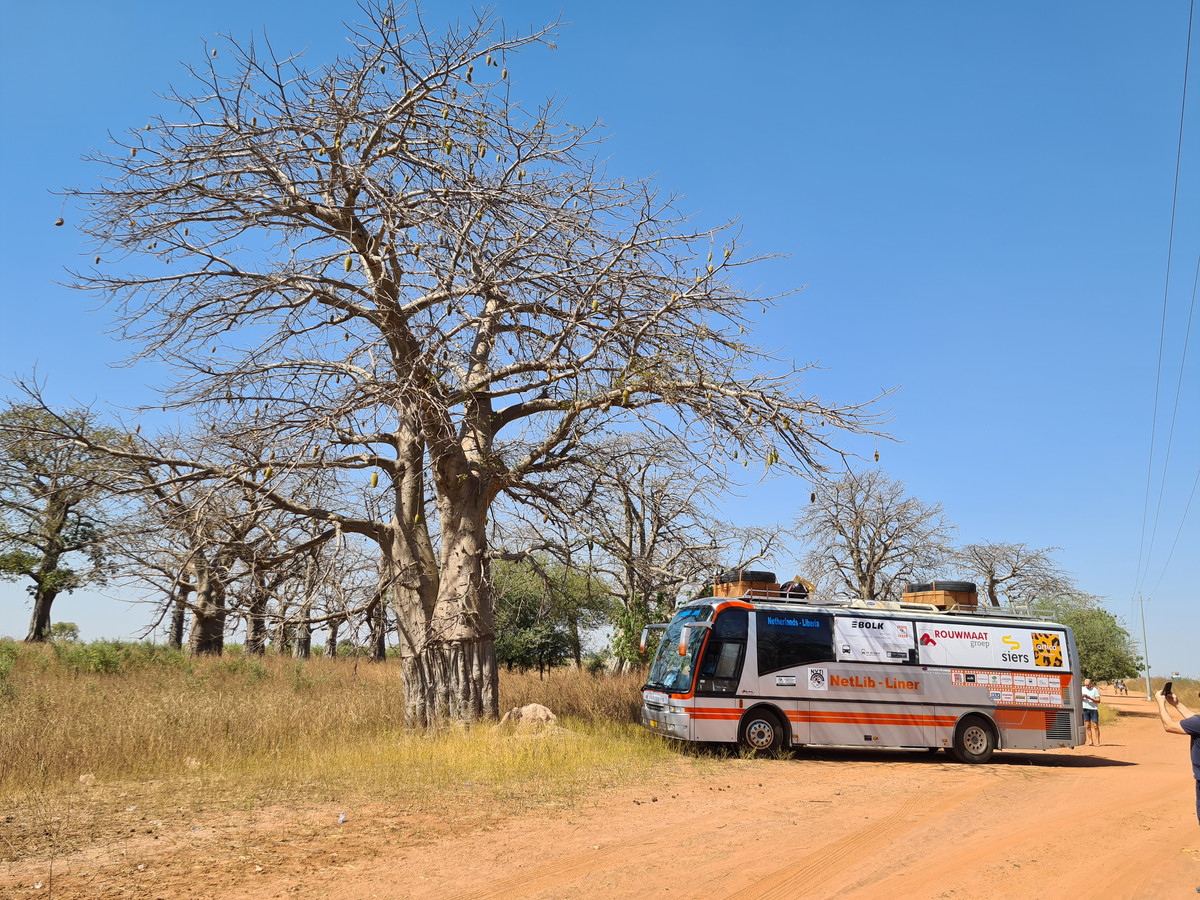 Tukkers brengen bus naar Liberia, en knappen onderweg ook nog even een ...