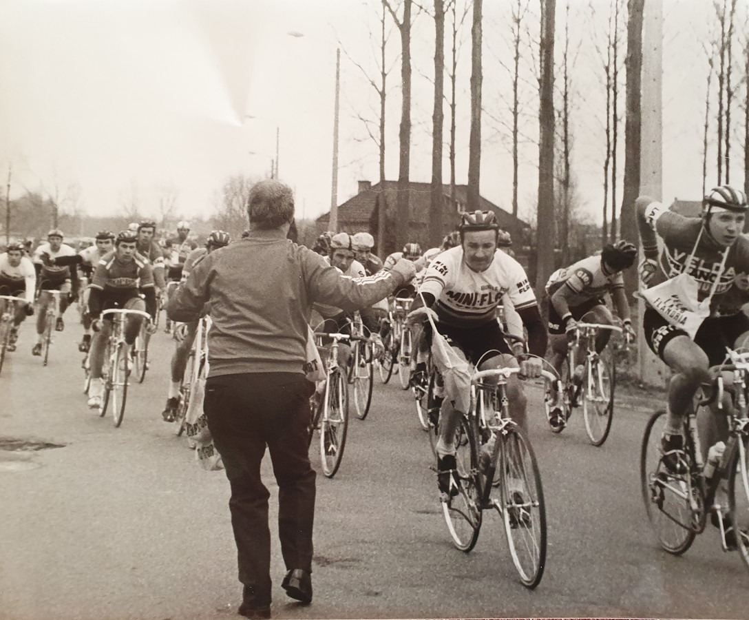 Wielerbroers eren nestor ‘Gizze’ (75) met groot verjaardagsfeest: “Ik koerste nog met Eddy ...