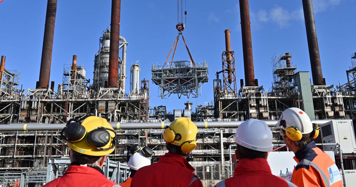 Grootste kraan van Europa tilt 'groen’ fornuis op zijn plek bij Shell ...