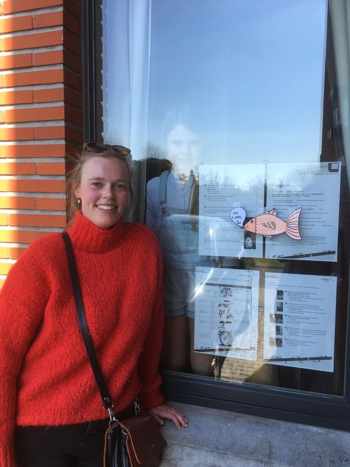 Juf Hanne van KBO Ename neemt haar leerlingen beet met een aprilvis ...