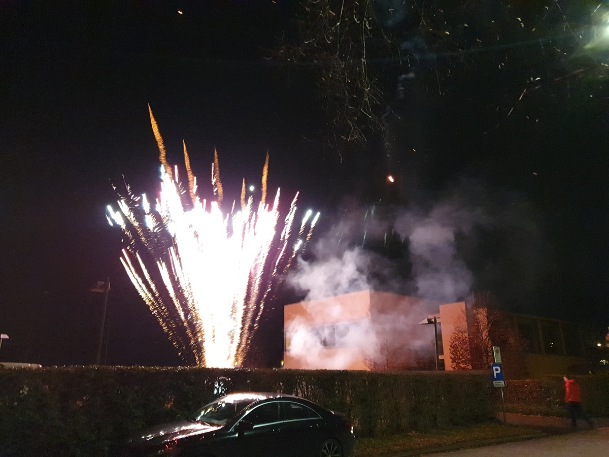 IN BEELD. Ludieke stunt van vuurwerkhandelaar in Baarle: vuurwerkshow op parking van Belgisch ...