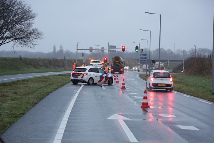 Drie auto's botsen op elkaar op N346 bij Delden, bestuurders komen met ...
