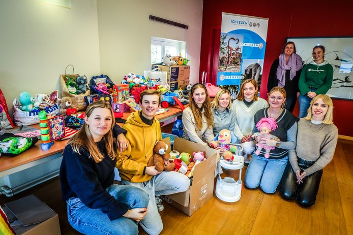 Leerlingen uit Sint-Andries verzamelen kinderspullen voor Ichtegemse gezinnen die in armoede ...