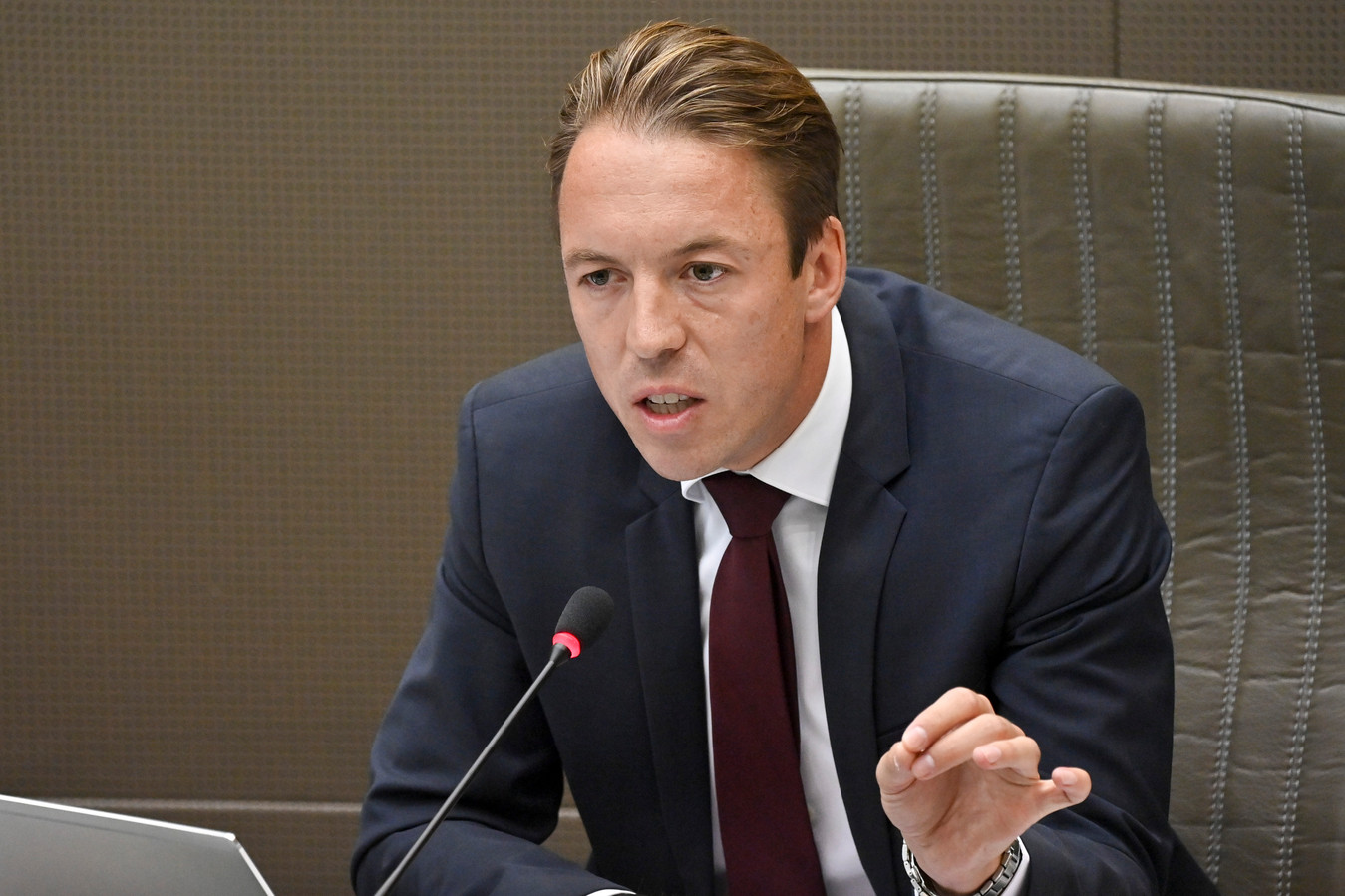 Vlaams Belang-parlementslid Sam Van Rooy verlaat boos commissie na ...